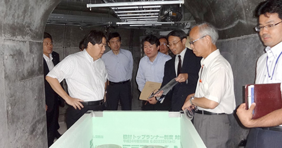 Science minister visits Sakurajima Volcano Research Center (20 August ...
